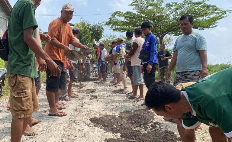 Warga Brebes Perbaiki Jalan Rusak 15 Tahun, Sindir Pemkab: Pajak Kami Buat Apa? - Berita Update ...